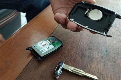 Foto Jangan Asal Ganti Baterai Remote Keyless Mobil