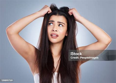 길고 반짝이는 직선 머리를 가진 아름다운 갈색 머리 소녀 지저분한 닦지 않은 마른 머리카락을 손에 들고 있는 젊은 여성 흐트러진 머리카락을 가진 아름다운 젊은 여성 머리가