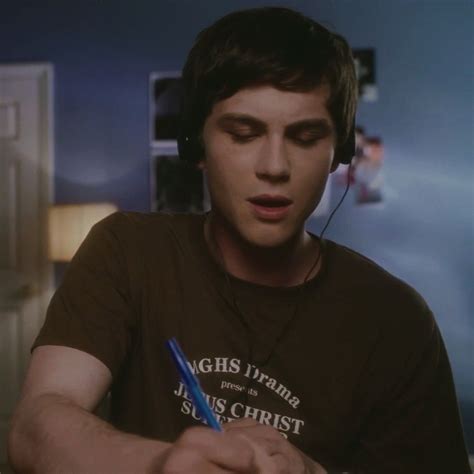 Charlie Kelmeckis Perks Of Being A Wallflower Logan Lerman Wallflower
