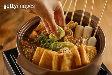요리 음식상태 요리하기 음식준비 음식준비 움직이는활동 어묵탕 어묵탕 탕 안주 식사 파 채소 이미지 Jv12213502 게티이미지뱅크