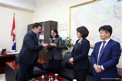 Ёс зүйн хорооны гурван гишүүн үнэмлэхээ авчээ