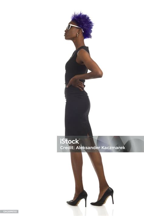 선글라스를 착용한 아름다운 흑인 여성 미니 드레스와 하이힐이 서 서 있습니다 측면 보기 전체 길이 격리 20 24세에 대한 스톡 사진 및 기타 이미지 Istock