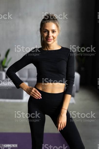 한 여성이 스트레칭과 유산소 운동을하는 건강으로 에어로빅에 종사하고 있습니다 가냘픈에 대한 스톡 사진 및 기타 이미지 가냘픈 백인종 사람들 Istock