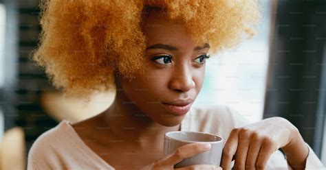 창문 근처 카페에서 커피 음료를 마시는 아름다운 소녀 카페에서 뜨거운 음료의 Cu0p와 함께 캐주얼 옷을 입은 젊은 웃는 아프리카 여성의 초상화 고해상도 사진