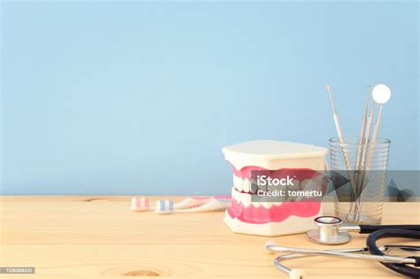 치과 치료 도구는 치과 의사와 병원에서 플라스틱 치아 모델에 대 한 사용합니다 나무 파란색 배경입니다 강철에 대한 스톡 사진 및 기타 이미지 Istock