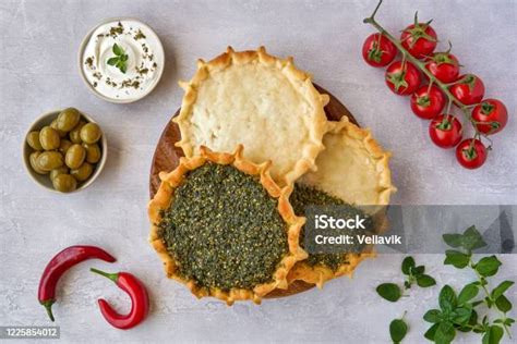 나무 판에 자타르와 화이트 치즈를 곁들인 마나키쉬 맨 위 보기 음식에 대한 스톡 사진 및 기타 이미지 음식 팔레스타인 문화 0명 Istock