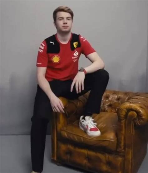 F1 2023 Il Nuovo Look Della Ferrari Le Divise Con Leclerc Sainz E