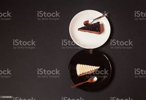 크림 소스와 초콜릿 치즈 케이크와 어두운 배경에 초콜릿 소스를 곁들인 클래식 치즈 케이크 배경 주제에 대한 스톡 사진 및 기타 이미지 배경 주제 어두운 색 치즈케이크