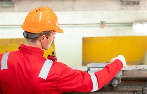 전기 열차가 전기 열차 수리점에 주차 된 후 도구를 가진 전기 열차 기술자가 검사 라운드에 따라 철도 및 전기 열차를 검사합니다 Bts Skytrain에 대한 스톡 사진 및