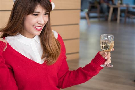 여자 산타 클로스 모자 크리스마스 축 하에 대 한 와인 잔을 들고 빨간 스웨터를 입고 크리스마스 새 해 휴일입니다 계절 인사말 낮에 대한 스톡 사진 및 기타 이미지 Istock