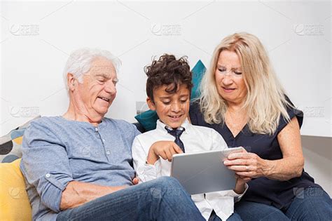 男孩和她的祖母和他的祖父在家里。