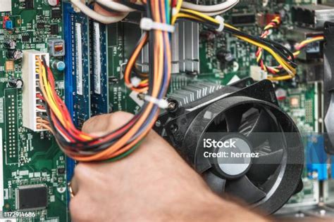 컴퓨터 지원 엔지니어 데스크톱 컴퓨터의 Ram 내부 메모리 칩 업그레이드 Cpu에 대한 스톡 사진 및 기타 이미지 Cpu 개선 기술자 Istock