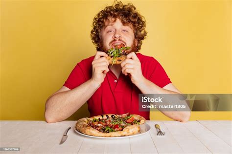 노란 스튜디오 배경에 고립 된 맛있는 이탈리아 피자를 시음하는 붉은 수염남자의 초상화 25 29세에 대한 스톡 사진 및 기타 이미지 25 29세 2월 9 Istock