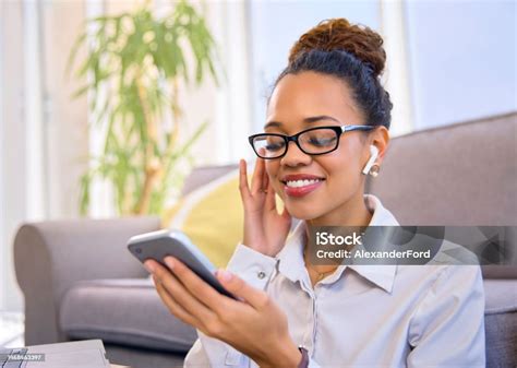 전화 음악 및 집에서 Wifi 또는 네트워크 연결로 이어폰을 듣고 있는 흑인 여성 동기 부여 및 원격 작업을 위한 팟캐스트 오디오 및 사운드를 위한 스마트폰 앱을 가진