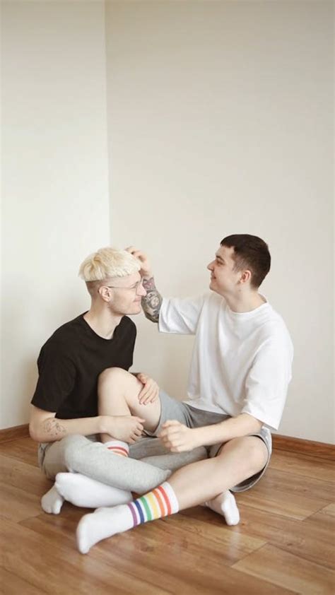 관계 꽃 날짜 남성 남자 남자친구 낭만적인 농촌의 단란함 달콤한 순간 레저 로맨스 로맨틱 커플 만지다 미소 미소 짓는 바구니 부드러운 사랑