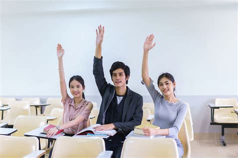 세 사람이 젊은 아시아 남자와 여자 학생 준비 대답을 보여주는 교실에서 손을 높이 교육 투표 프레 젠 테이 션 회 및 세미나의 개념 십대에 대한 스톡 사진 및 기타 이미지