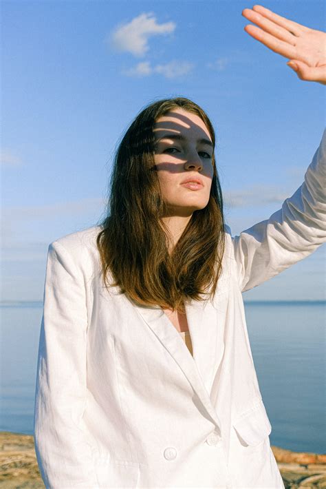 귀여운 소녀 그림자 눈 다양성 라이프스타일 매력적인 모델 보고 있는 사람 사진 촬영 성인 손 숙녀 스타일리시한 아름다운 아름다움 야외에서 얼굴