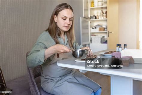 비누 메이커 여성은 몸 피부 관리를위한 화장품을 만들기위한 금형에 향기로운 오일과 뜨거운 유기농 코코아 버터를 부어 30 34