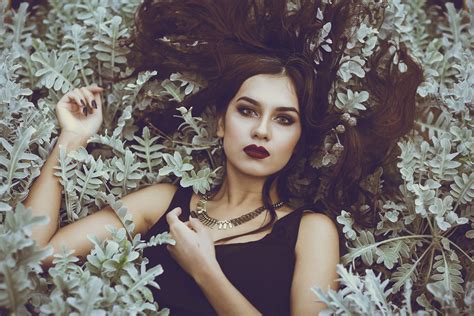 배경 화면 여자들 모델 초상화 검정 드레스 갈색 머리의 뷰어를보고 사진술 립스틱 뒤에 누워 유행 봄 꽃