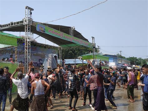 မဟာသင်္ကြန်အတက်နေ့တွင် ဟင်္သာတမြို့နယ်၌ ရေလောင်းရေပက်ခံသူများ၊ စတုဒီသာ မဏ္ဍပ်များနှင့် စည်ကား