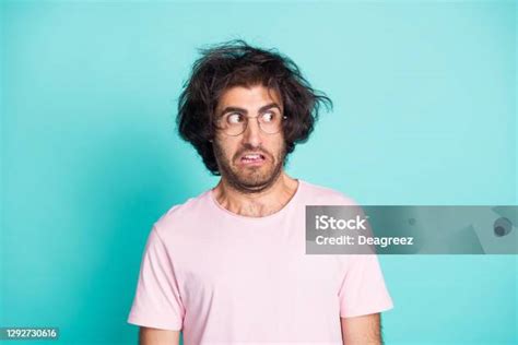 빈 공간을 입고 있는 말도 없는 미친 남자의 초상화는 청록색 배경에 고립된 안경을 파스텔 핑크 티셔츠로 착용합니다 남자에 대한 스톡 사진 및 기타 이미지 Istock