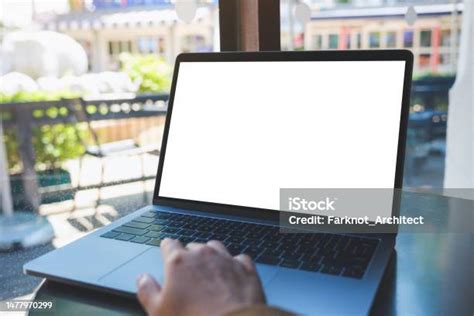 빈 흰색 바탕 화면 화면으로 랩톱 컴퓨터에서 작업하고 만지는 여성의 모형 이미지 35 39세에 대한 스톡 사진 및 기타 이미지 35 39세 가정 생활 개념 Istock