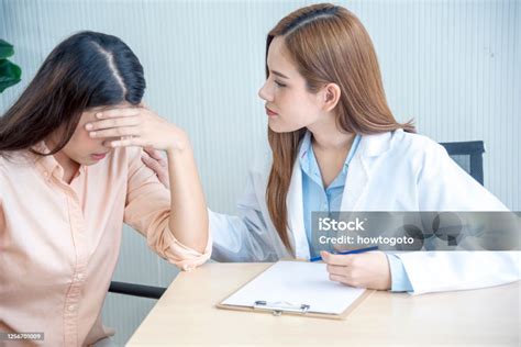 병원 메디케어 치료 클리닉에서 전문 전문 진단과 상담하는 두 여성 의사 의사가 노트북을 사용하여 의료 의료 종양 전문의 치료에