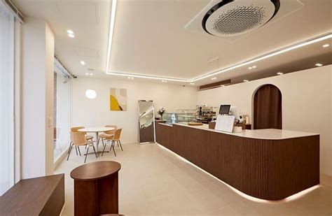 화이트우드톤 깔끔한 디자인의 15평 커피숍인테리어 디자인 카페 디자인 인테리어 디자인