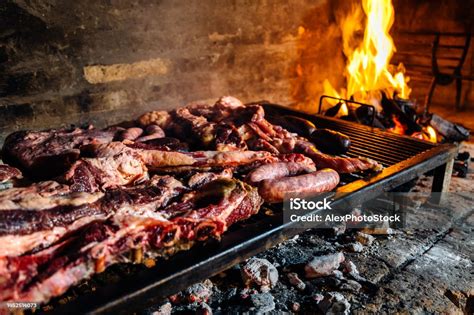 바베큐 그릴에서 바베큐 고기 요리 아르헨티나의 전통 아사도 파라과이 Y 우루과이 바비큐에 대한 스톡 사진 및 기타 이미지 바비큐 구이 바베큐그릴 Istock
