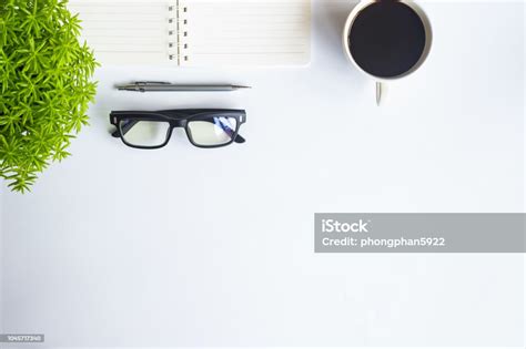 노트북 스마트폰 커피 한잔과 함께 다른 공급와 흰색 책상 사무실 입력 텍스트에 대 한 복사 공간 최고 볼 수 있습니다 책상 위에 디자이너 작업 영역 평면에 필수 요소와 함께