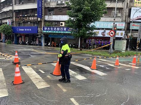 汐止水管爆裂 大量水從路面湧出圖 中央通訊社 Line Today