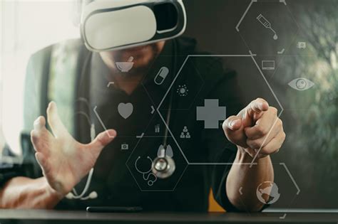 실업가 착용 하는 가상 현실 Vr 헤드셋과 휴대 전화를 사용 하 여 현대 사무실에서 고글 건강관리와 의술에 대한 스톡 사진 및 기타 이미지 건강관리와 의술 과학 기업