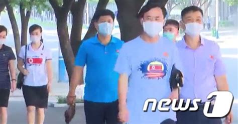북한 거리에 인공기 패션 인기애국심 고취