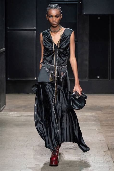 패션엔 [리뷰] 에로틱 해체주의 2019 가을 겨울 마르니 컬렉션