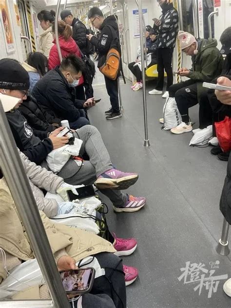 3℃，“史上最冷杭马”开跑！东北大花袄、保温毯来看大家的花式抗寒装备 杭州影像 杭州网