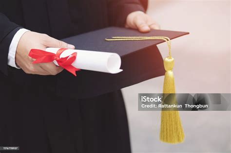 졸업 학생 은 대학의 졸업 성공 졸업생 동안 손에 모자를 들고 개념 교육 축하 졸업식 대학에서 졸업생을 축하 전문 기술에 대한 스톡 사진 및 기타 이미지 Istock