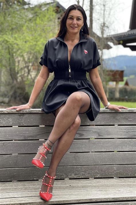 Giuggyross Rcrossedlegsinnylon