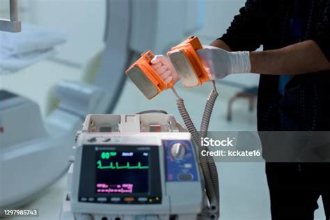 의사는 병원에서 환자의 생명을 구하기 위해 제세 동기를 제공하고 있습니다 제세동기에 대한 스톡 사진 및 기타 이미지 제세동기 의사 건강관리와 의술 Istock