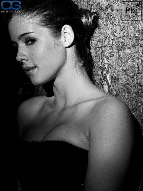 Emily Bett Rickards Nude Pictures Onlyfans Leaks Playboy Photos Sex Scene Uncensored