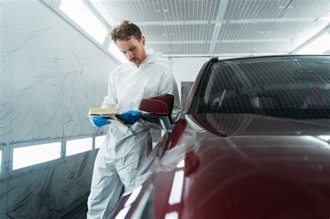 페인팅 챔버의 자동 색상은 샘플로 자동차 페인트의 색상을 선택합니다 25 29세에 대한 스톡 사진 및 기타 이미지 25 29