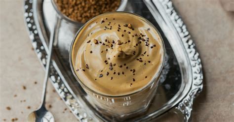 아이스 달고나 커피 한 잔 밝은 베이지색 배경에 트렌디한 푹신한 크림 휘핑 커피와 우유 사진 Unsplash의 초콜릿 이미지