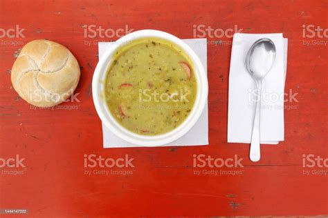 얇게 썬 소시지와 빵을 곁들인 완두콩 수프는 야외에서 붉은 나무 테이블에 놓입니다 완두콩 수프에 대한 스톡 사진 및 기타 이미지 완두콩 수프 0명 길거리 음식