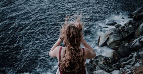 집 밖의 경치 경치가 좋은 고독 고요함 곱슬머리 남아프리카공화국 뒷모습 떨어진 모험 모험가 바다 바다 경치 바위투성이의 방랑벽 손을 흔들다