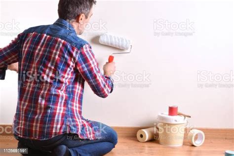 그의 집 세부 사항 그림 나무 마루 바닥에 무릎을 꿇 고 하는 남자 40 49세에 대한 스톡 사진 및 기타 이미지 40 49세 Diy 가정 생활 Istock