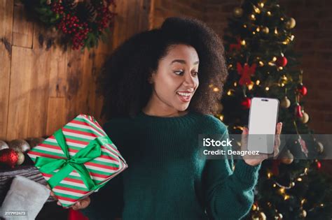 가제트 화면 Qr 코드 웹 사이트 주문 원격 원격 쇼핑 판매 실내에서 선물 구매 12월에 대한 스톡 사진 및 기타 이미지 12월 25 29세 Brand Name