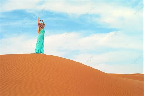 주황색 사막 Uae에 파란 드레스를 입은 아름다운 금발 사진 배경 및 무료 다운로드를위한 그림 Pngtree