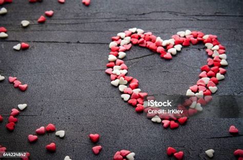 작은 캔디 하트 핑크 레드 화이트 색상을 어두운 배경에 심장이 했다 사랑 발렌타인의 날 개념입니다 보기 상위 공간을 복사 합니다 0명에 대한 스톡 사진 및 기타 이미지