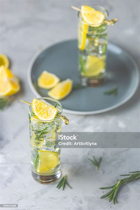 밝은 회색 배경에 유리 잔에 얼음 조각과 상쾌한 레몬 라임 음료 의 두 잔 로즈마리와 여름 신선한 레몬 소다 칵테일 선택적 초점 0명에 대한 스톡 사진 및 기타 이미지