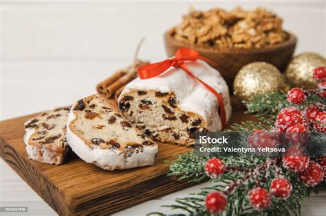 크리스마스 슈톨렌은 나무 테이블 위에 놓인 독일 전통 빵입니다 가루 설탕을 뿌린 반죽 견과류 마지팬으로 만든 축제 디저트 복사 공간 텍스트를 위한 위치입니다 쿠키에 대한