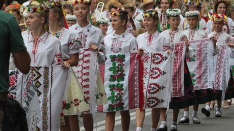 Голі дівчата покрасувалися на Параді вишиванок у Києві Київ